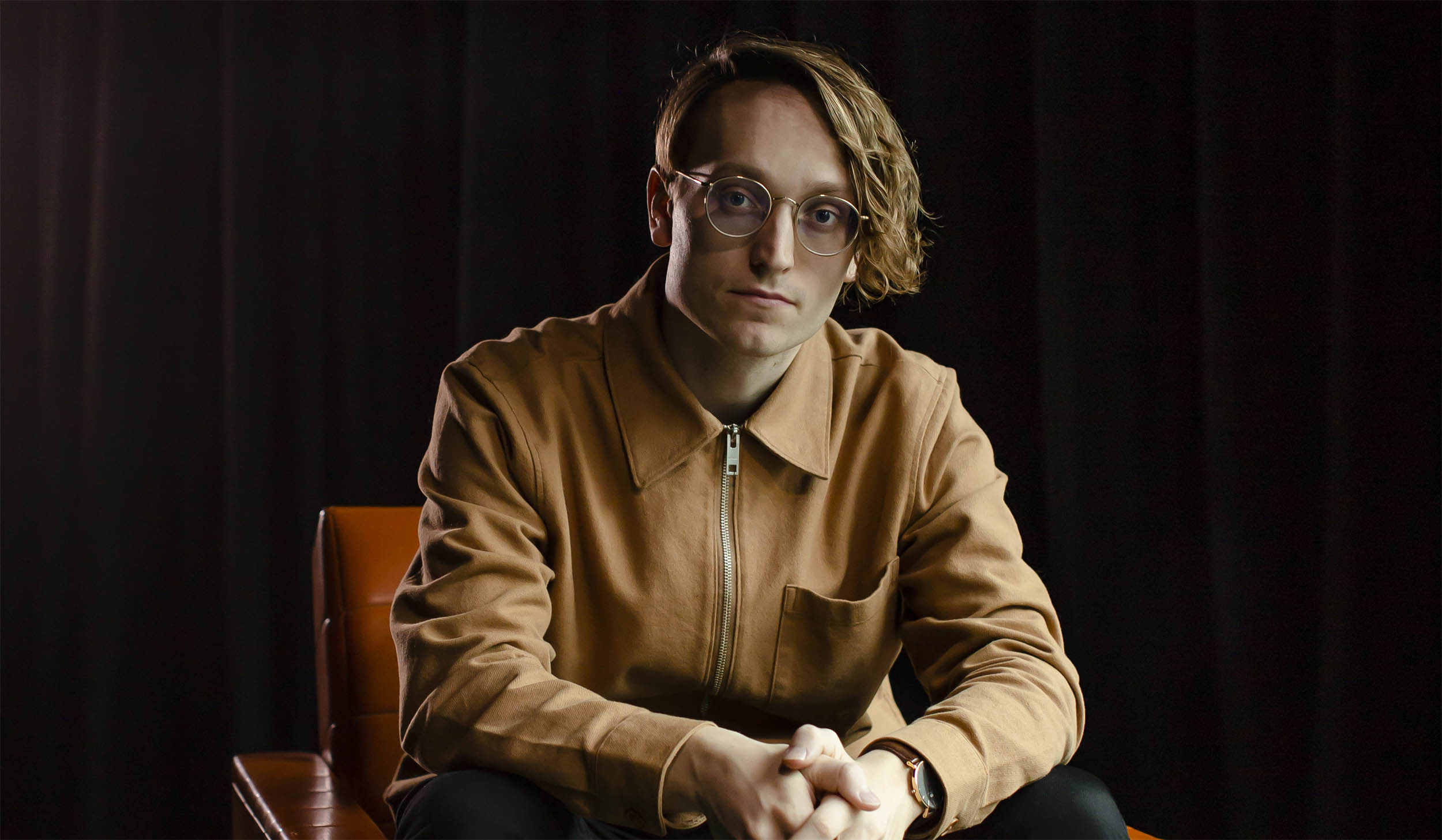 Axel Åhman skriver finurligt om pojkar | nytid.fi